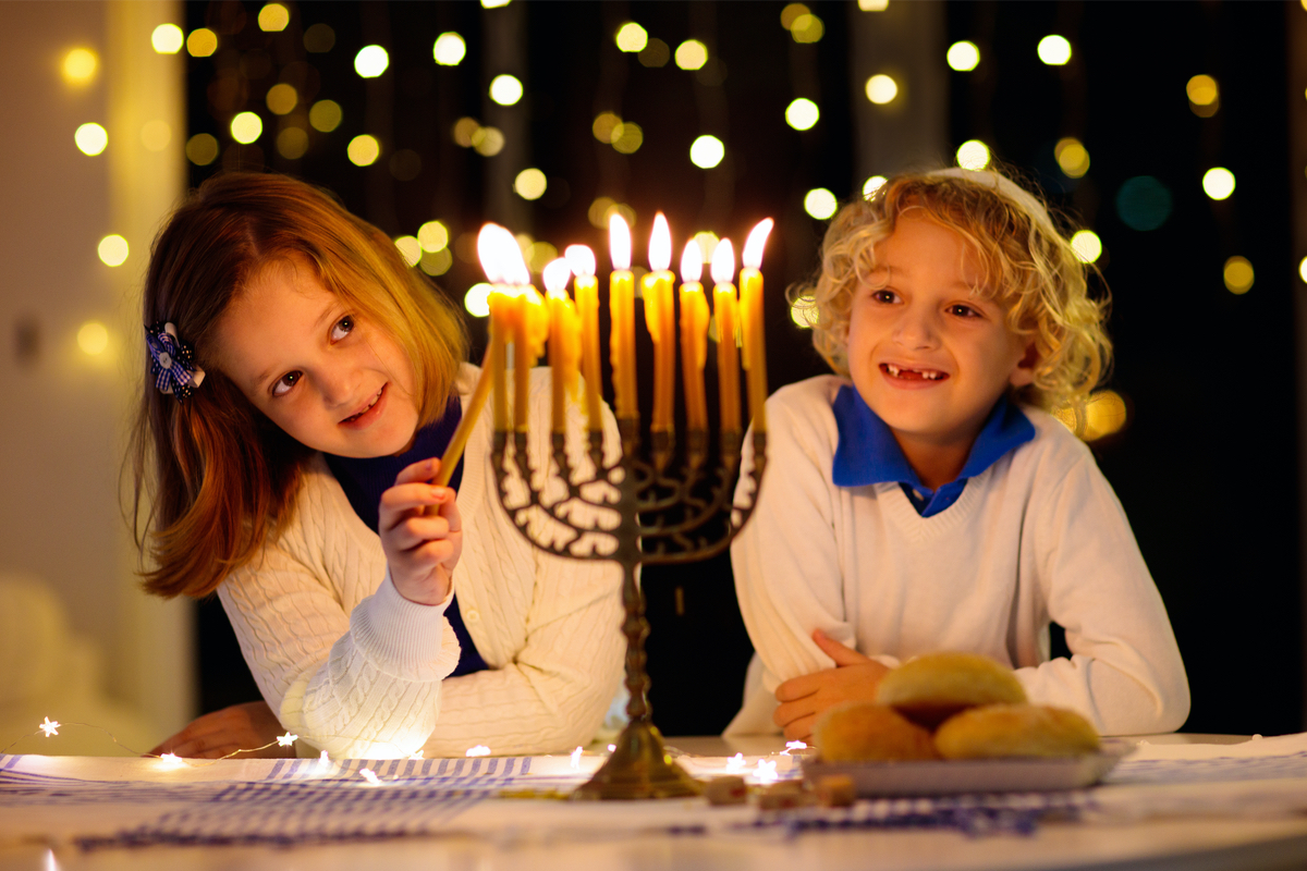 The 7 most popular Hannukah songs everyone should know | 21Oak
