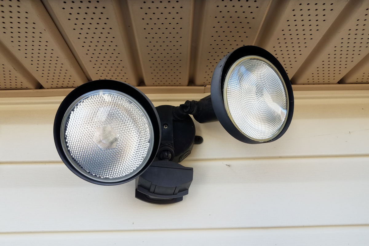 How to Install a Security Light with a Motion Sensor | 21Oak