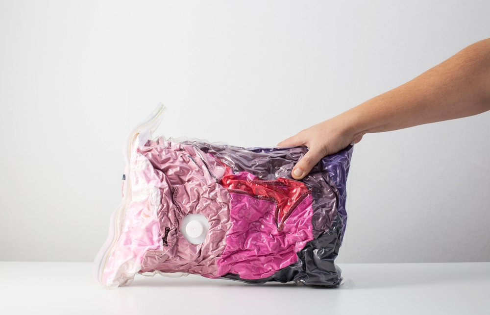 Vacuum packing clothes: Does it really save storage space? | 21Oak